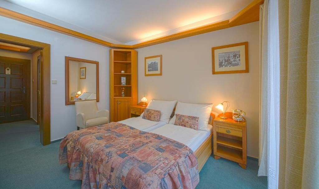 Cofres nos quartos, cortinas blackout, Wi-Fi de cortesia, roupa de cama