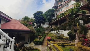 Um bairro residencial com uma escadaria, um caminho e diversas plantas.