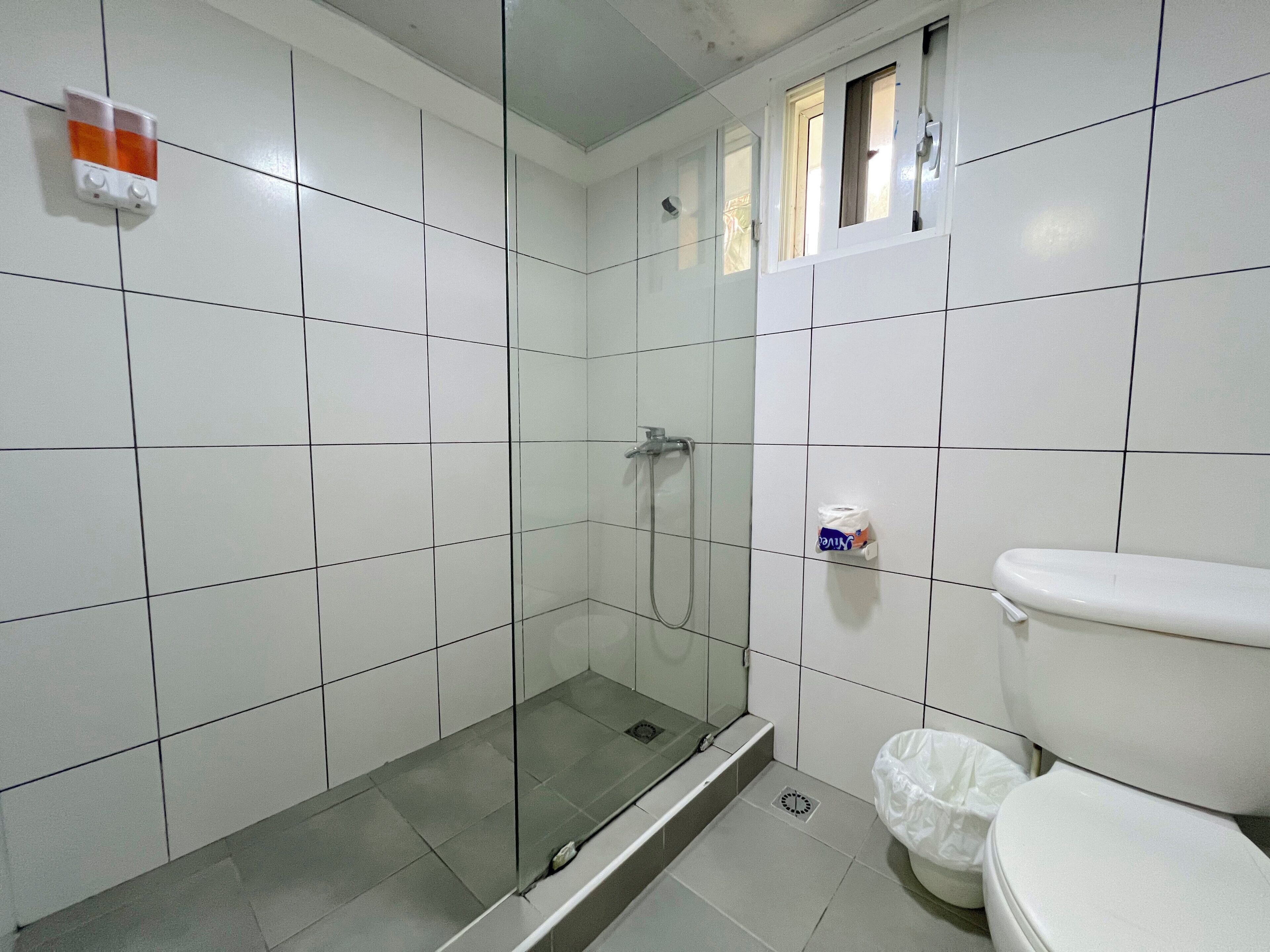 Estúdio Familiar, varanda, junto à piscina | Casa de banho | Um secador de cabelo (mediante pedido), toalhas fornecidas, sabão 