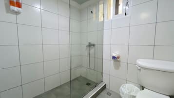 Estúdio Familiar, varanda, junto à piscina | Casa de banho | Um secador de cabelo (mediante pedido), toalhas fornecidas, sabão
