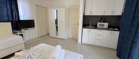 Estúdio conforto, sacada, ao lado da piscina | Cozinha privada | Cafeteira/chaleira, geladeira grande, cooktop, torradeira