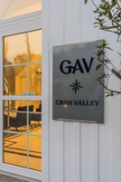 Um letreiro com 'GAV GRAN VALLEY' na parede externa de um edifício.