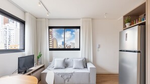 Apartamento Básico | Sala de estar | Televisor de 40 polegadas com canais digitais 