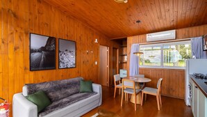 Apartamento Básico | Sala de estar | Televisor de 40 polegadas com canais digitais 