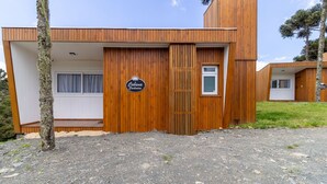 A modern wooden cabin with a sign reading 'Cabana Cachoeira.'