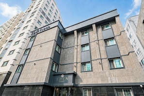 Um edifício moderno de hotel com uma placa de destaque que diz 'EDEN Hotel'.