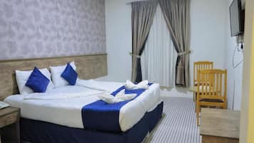 Quarto Triplo Básico | Minibar, secretária, Wi-fi grátis, roupa de cama fornecida