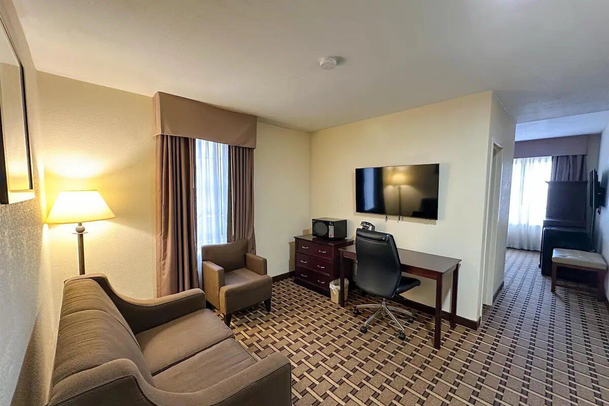 Ideal Room For Business Travelers Near Overland Park  Prime Locale - Overland Park, KS