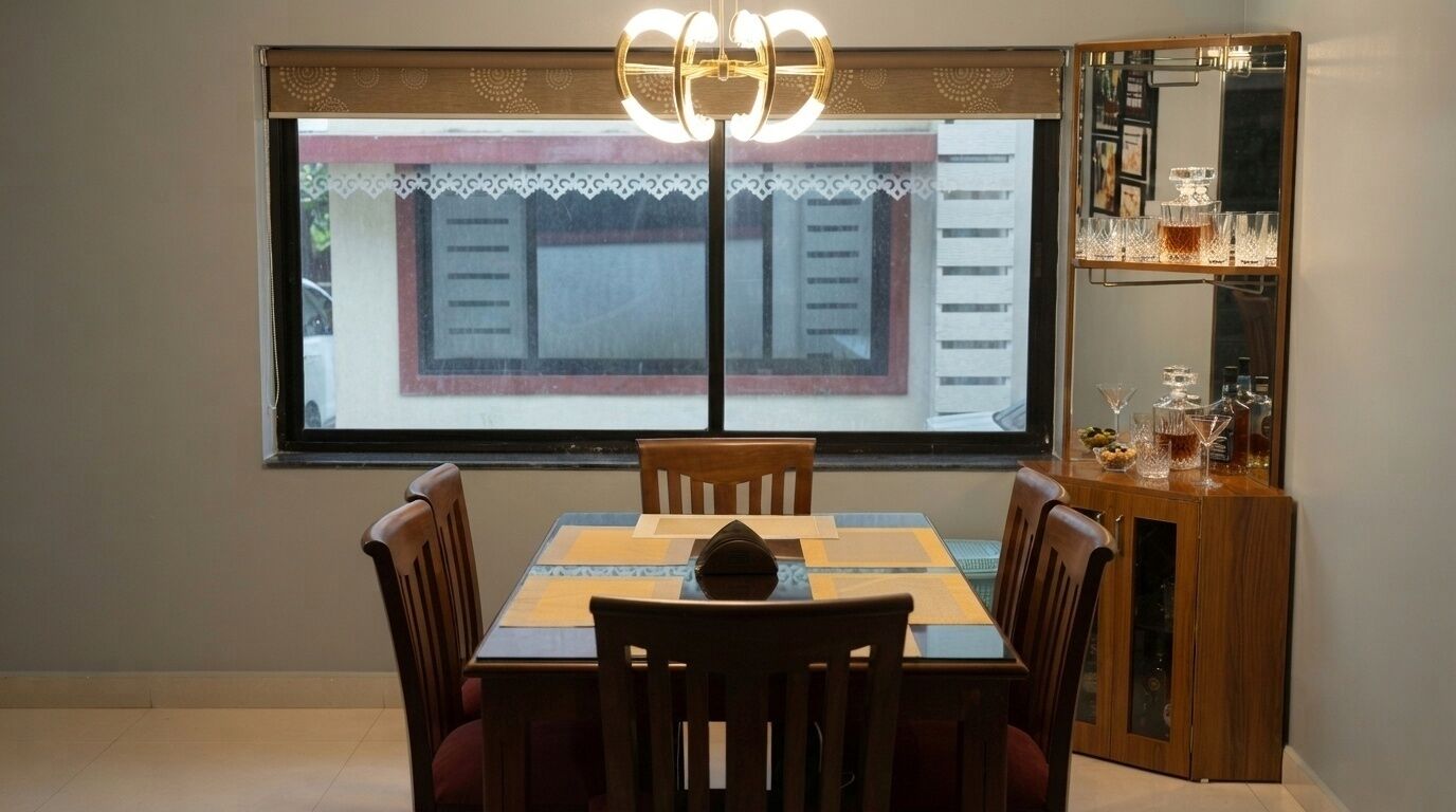 Uma área de refeições com uma mesa e cadeiras, uma janela com vista e um armário com copos.