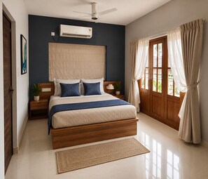 Quarto com cama, mesas de cabeceira, ar condicionado, ventoinha no teto e janela com cortinas.