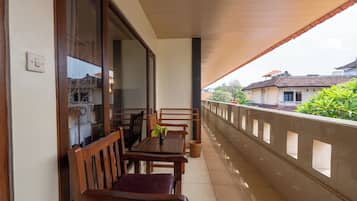 Quarto casal ou duplo superior, sacada, vista para o jardim | Terraço/pátio