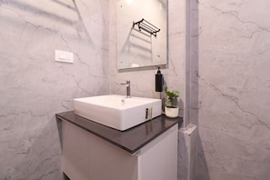 Quarto Duplo Executivo, Vista para a cidade | Casa de banho | Uma combinação polibã/banheira, toalhas fornecidas, sabão, champô