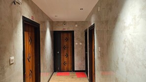 Um corredor com duas portas, cada uma delas com um número.