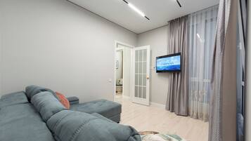 Apartamento, 2 quartos, banheiro privativo, vista para a montanha | Área de estar