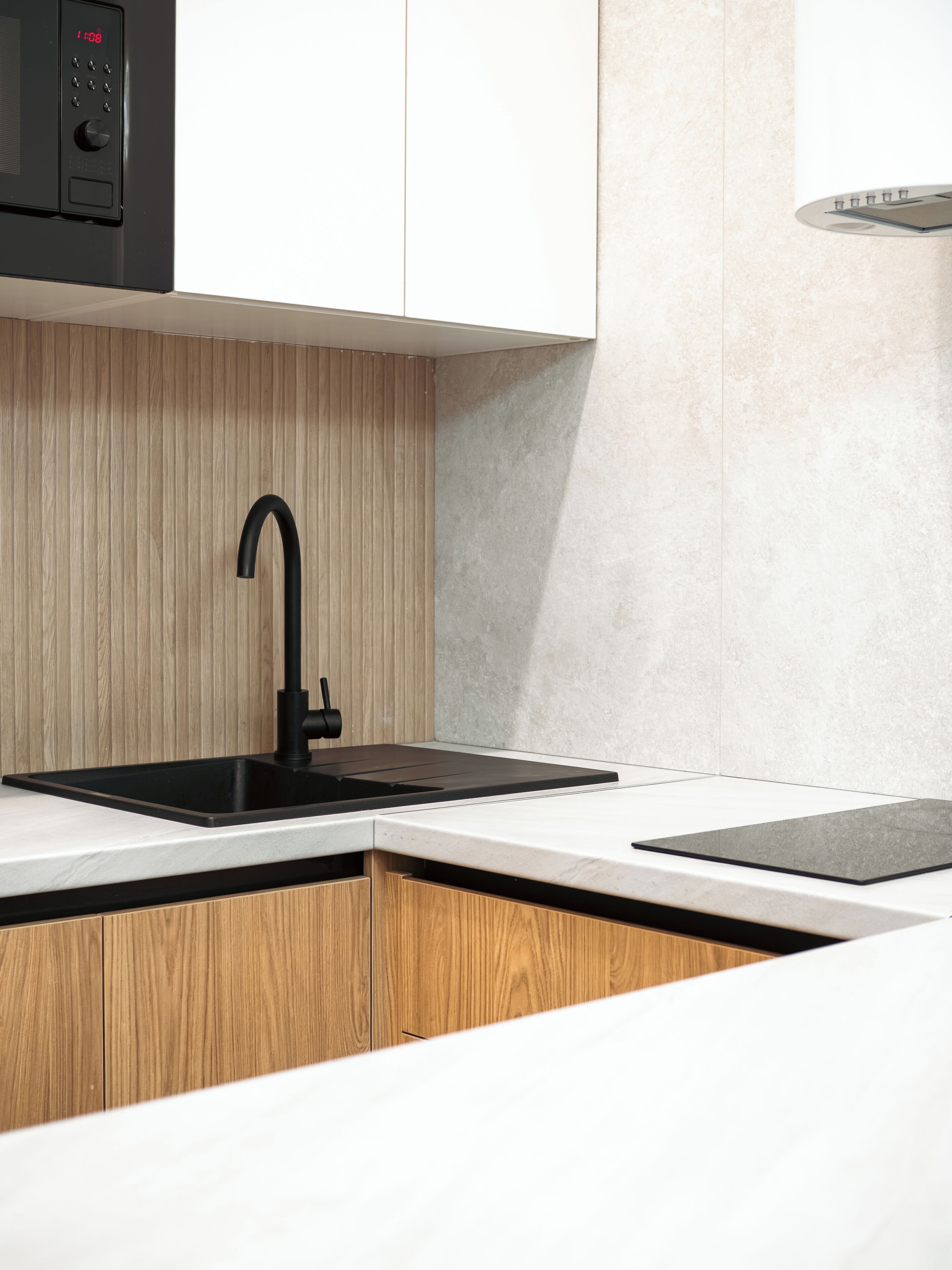 Geladeira, fogão, cooktop, talheres/pratos/utensílios de cozinha
