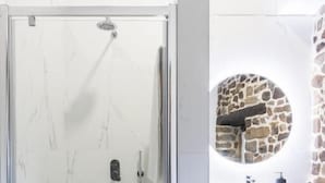 Quarto casal, sacada, vista para a montanha | Banheiro