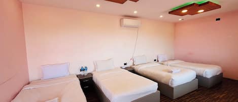 Quarto Quádruplo, vista para o vale | Secretária, Wi-fi grátis, roupa de cama fornecida