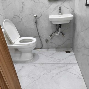 Quarto Duplo Familiar, varanda | Casa de banho | Um polibã, artigos de higiene pessoal grátis, chinelos 