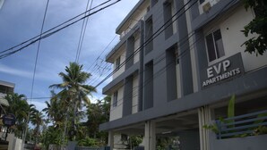 Um edifício com vários andares e uma placa indicando 'EVP Apartments', sinalizando apartamentos residenciais.