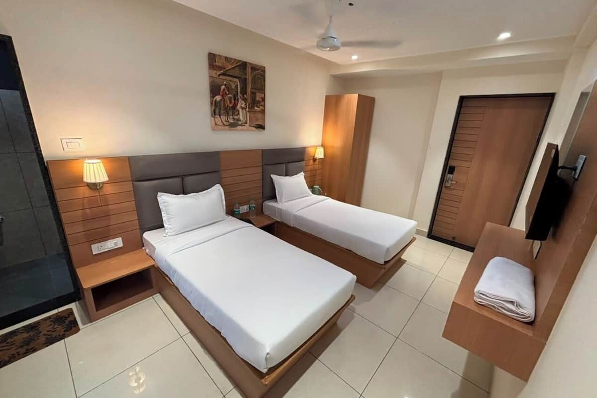 Quarto Twin Deluxe, varanda, vista para a colina | Wi-fi grátis, roupa de cama fornecida