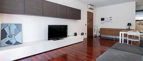 Apartamento (1 Bedroom) | Área de estar | TV 32 polegadas com canais a cabo