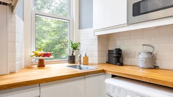 Apartamento urbano, 2 quartos, para não fumantes | Cozinha privada | Cafeteira/chaleira, chaleira elétrica, cadeirão de bebê