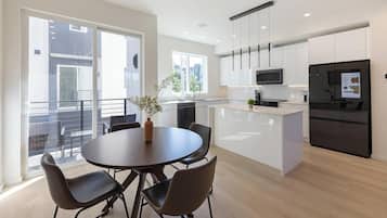 Apartamento (3 Bedrooms) | Cozinha privada | Cafeteira/chaleira, geladeira