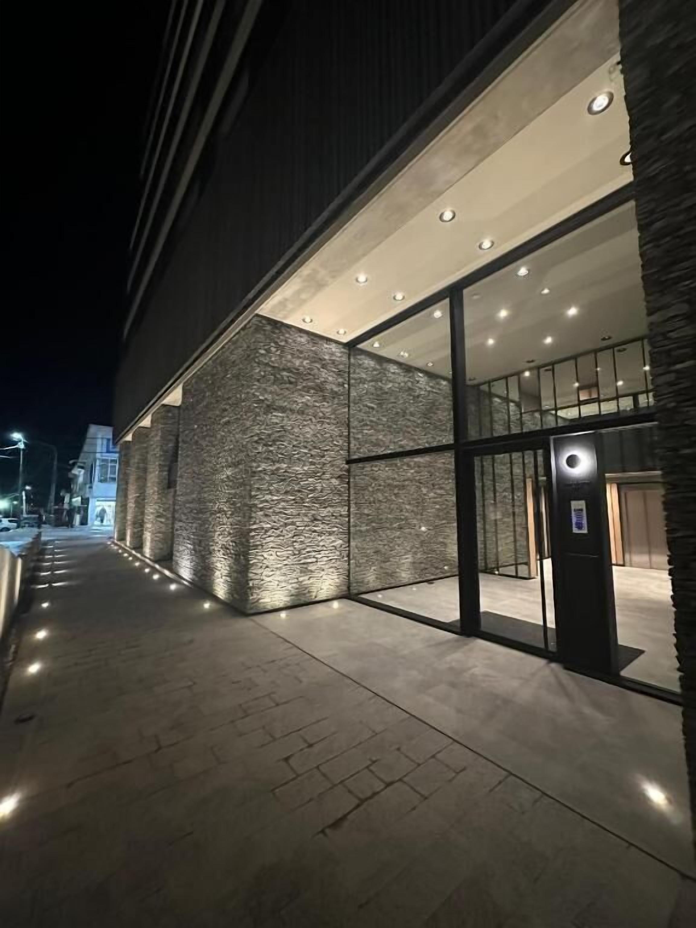 Apartamento conforto, vista para a montanha | Detalhe da fachada