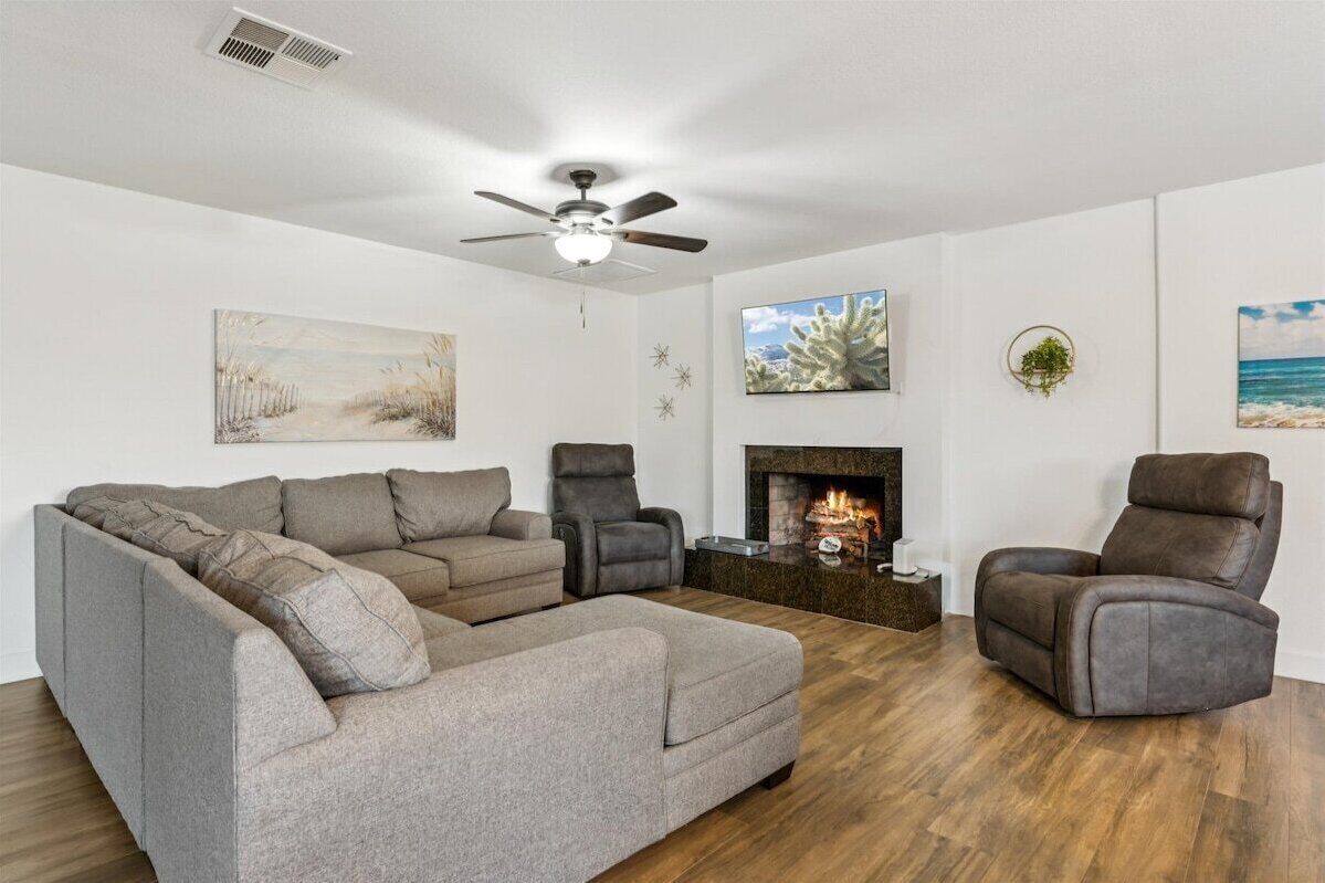 Luxury Pool Home - Hot Tub - Mini Golf-pet Friendly - Glendale, AZ