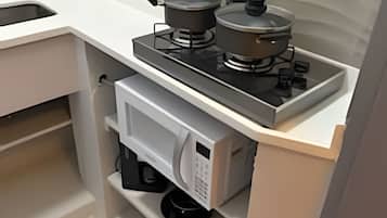 Apartamento Comfort | Cozinha privada | Um micro-ondas, uma placa de cozinha, utensílios de cozinha