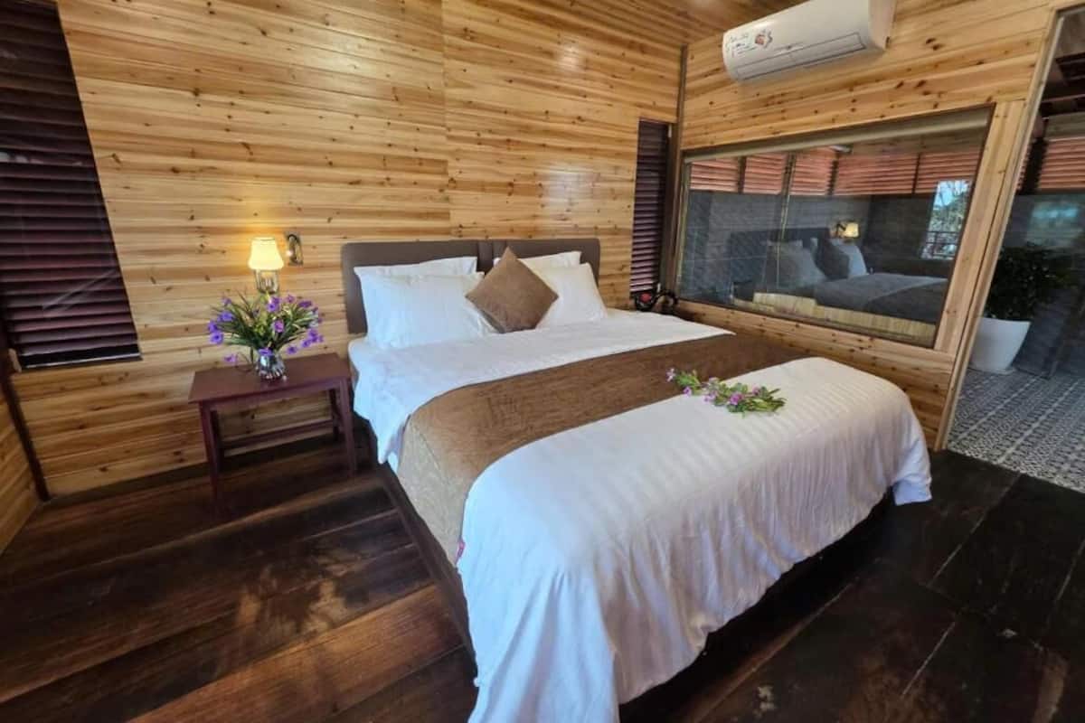 Quarto casal, sacada, vista para o pátio | Cofres nos quartos, cortinas blackout, quartos à prova de som