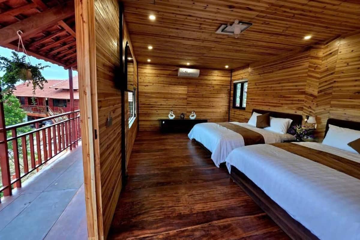 Chalé família, sacada, vista para o resort | Cofres nos quartos, cortinas blackout, quartos à prova de som