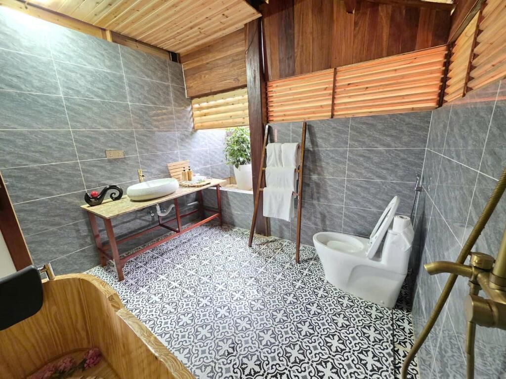 Quarto casal, sacada, vista para o pátio | Banheiro | Chinelos 