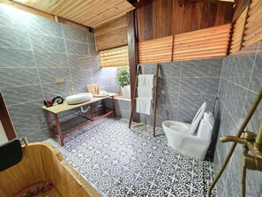 Quarto casal, sacada, vista para o pátio | Banheiro | Chinelos 