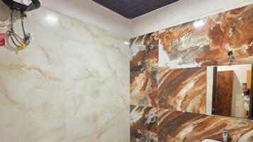 Quarto Superior | Casa de banho | Artigos de higiene pessoal grátis, toalhas fornecidas, sabão, champô