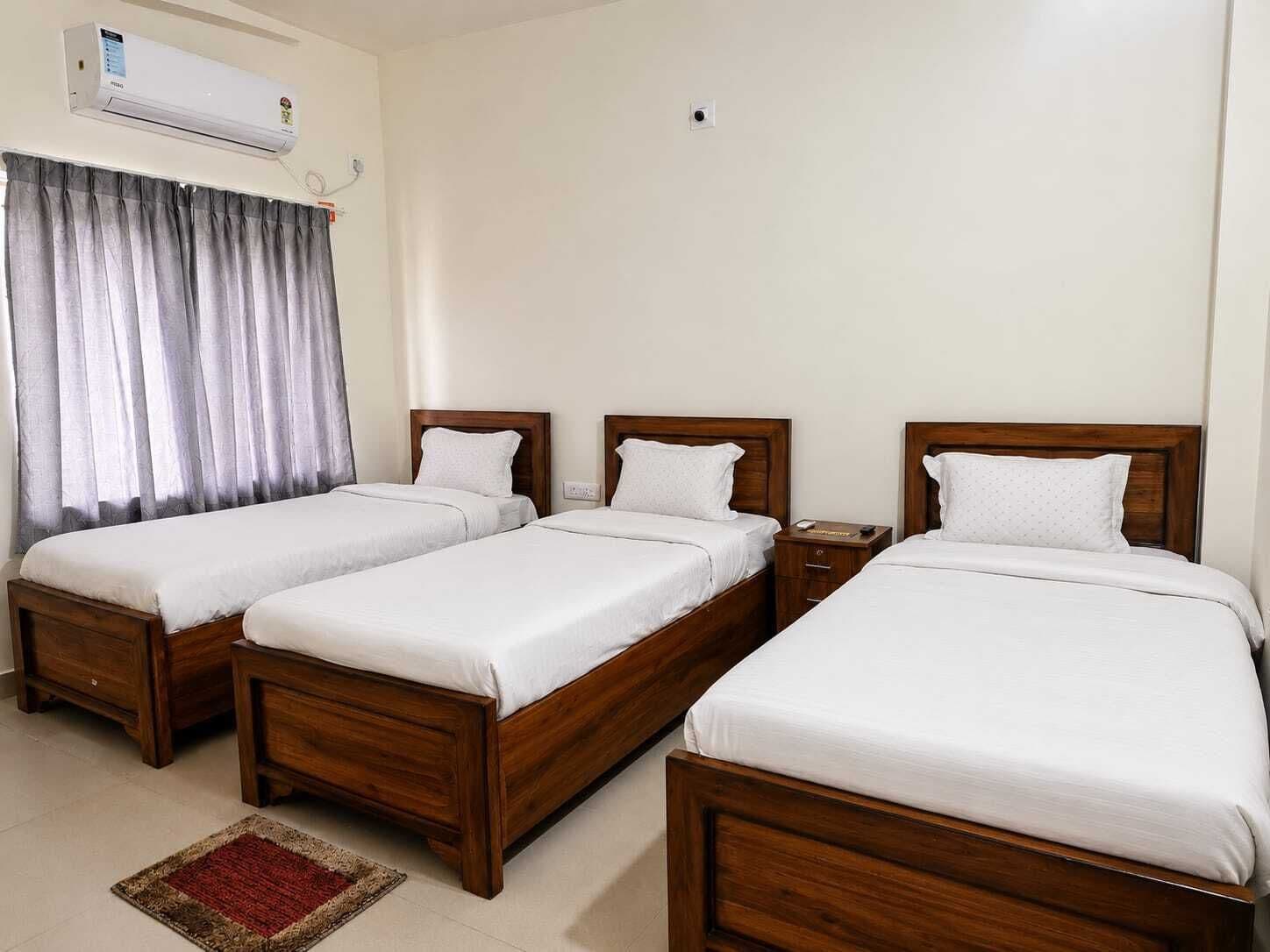 Quarto Triplo Deluxe | Cofre no quarto, Wi-fi grátis, com decoração personalizada 