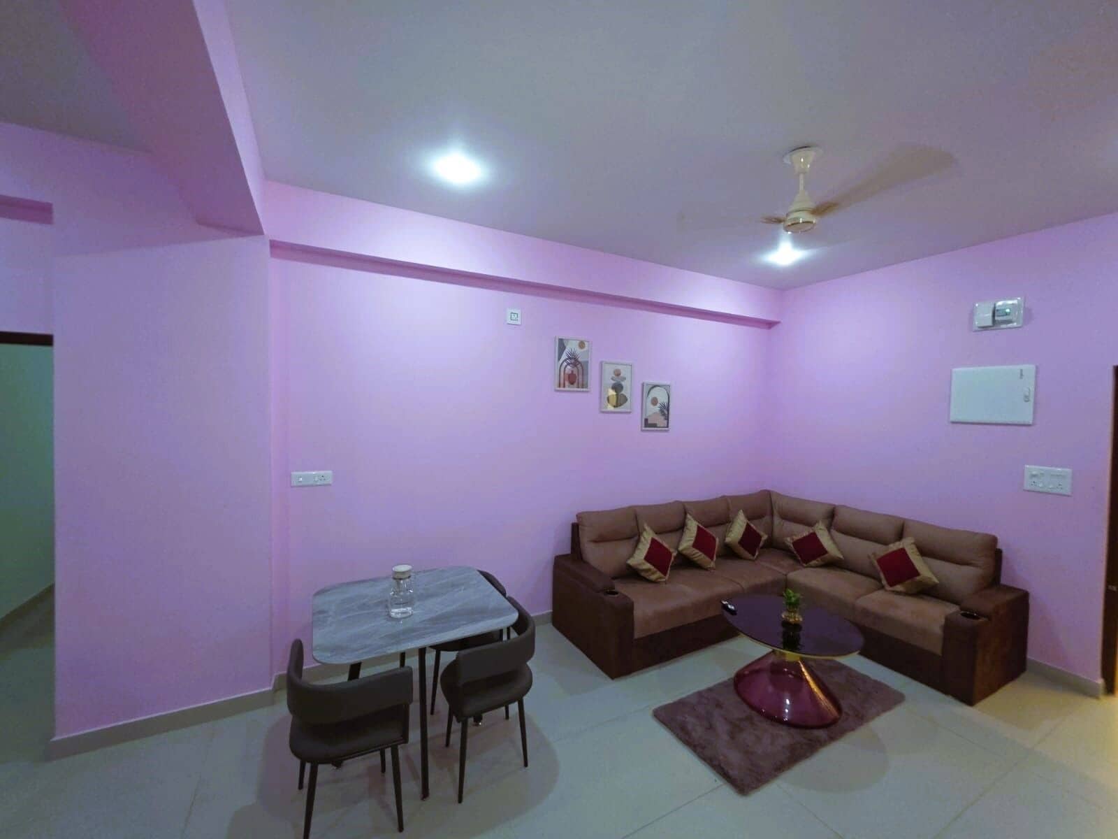 Apartamento Clássico, varanda, Vista para a cidade | Sala de estar | Televisor LED de 32 polegadas com canais digitais 
