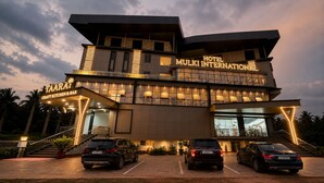 Um hotel com design moderno, com cozinha e bar artesanais, e vários espaços de estacionamento.