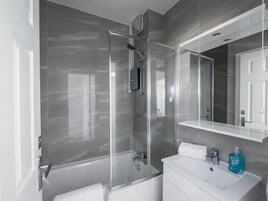 Apartamento, 2 quartos, vista para a cidade | Banheiro