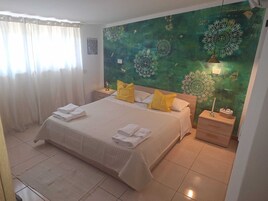Quarto Clássico com Cama de Casal | Secretária, Wi-fi grátis 