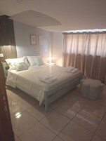 Quarto Clássico com Cama de Casal, varanda, vista para a colina | Secretária, Wi-fi grátis 