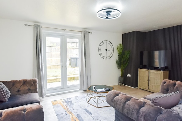 House Sleeps 7 With Parking - Northampton
