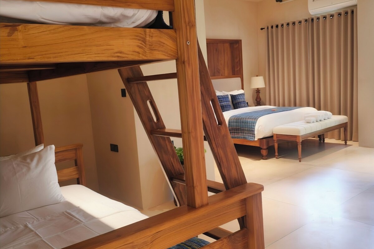 Quarto quádruplo superluxo, vista para o mar (Family Signature Sea View) | Cofres nos quartos, escrivaninha, espaço de trabalho para notebook