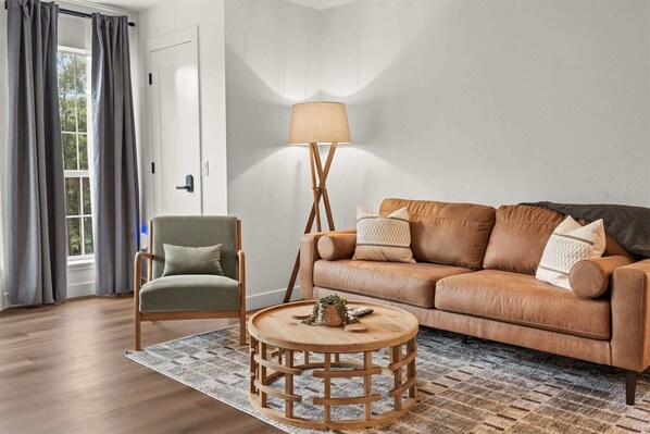 Apartamento em Condomínio Fechado, várias camas, varanda (The One on the Water) | Sala de estar