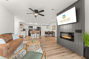 Apartamento em Condomínio Fechado, várias camas, varanda (The One on the Water) | Sala de estar
