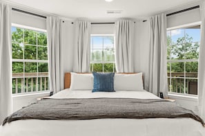 Apartamento em Condomínio Fechado, várias camas, varanda (The One on the Water) | 2 quartos, com decoração personalizada, com mobília individualizada