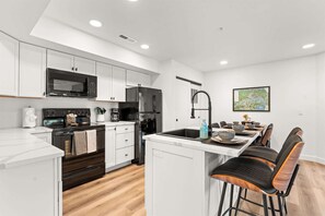 Apartamento em Condomínio Fechado, várias camas, varanda (The One on the Water) | Cozinha privada | Uma cafeteira/bule