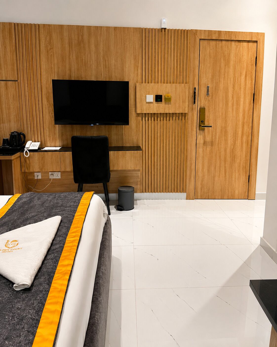 Roupas de cama premium, escrivaninha, espaço de trabalho para notebook