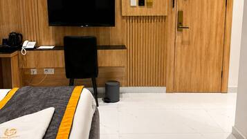 Roupas de cama premium, escrivaninha, espaço de trabalho para notebook