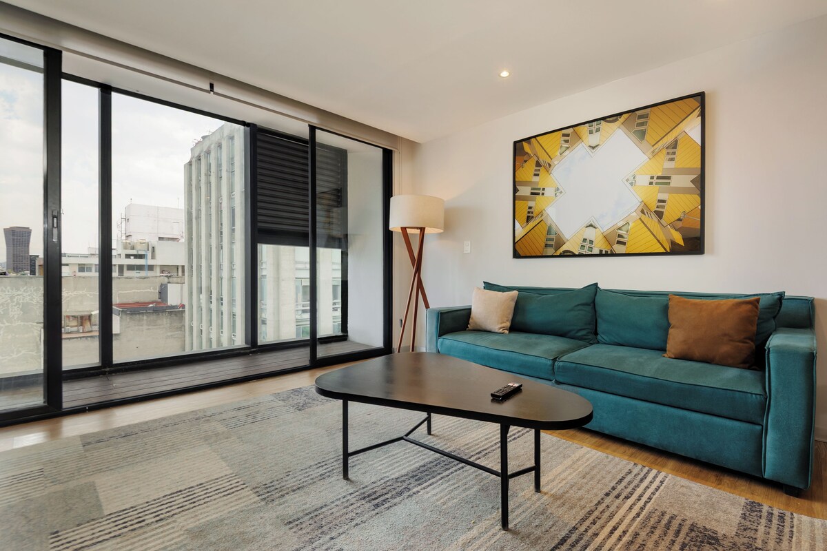 Uma sala de estar moderna com sofá, mesa de centro e abajur.